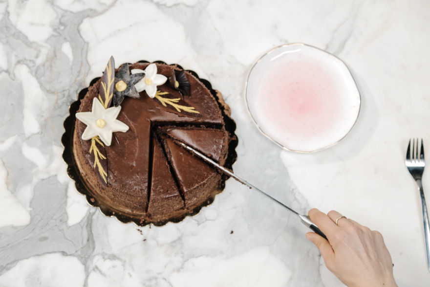How To Slice a Cake | Cake Basics – Makeful